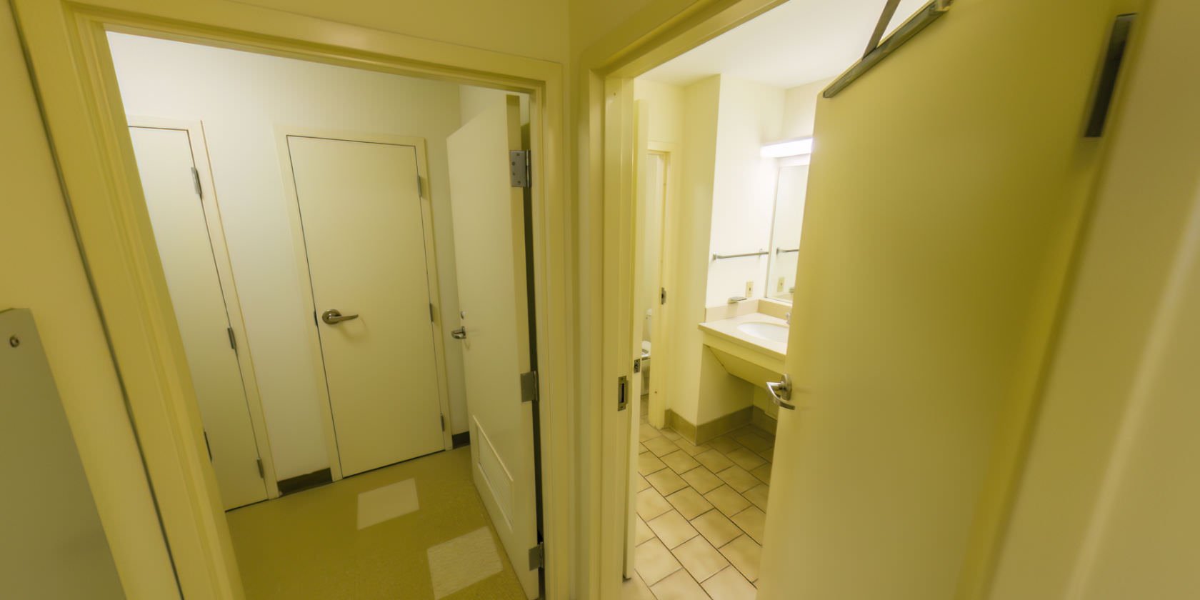 University of Alabama - Blount Double Shared Bath - Barnes Creative Studios