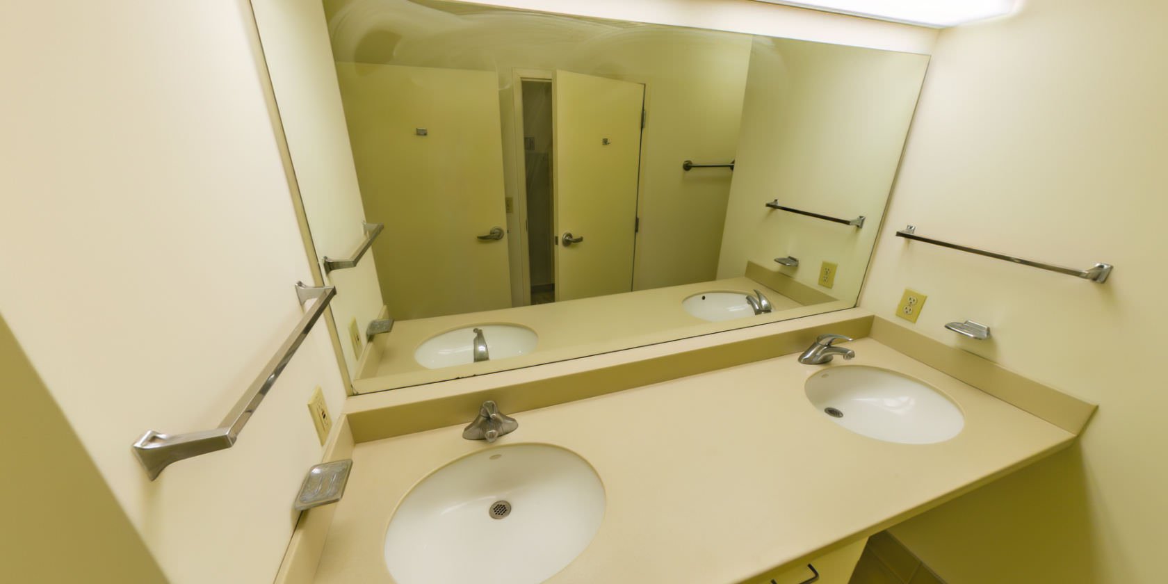 University of Alabama - Blount Double Shared Bath - Barnes Creative Studios